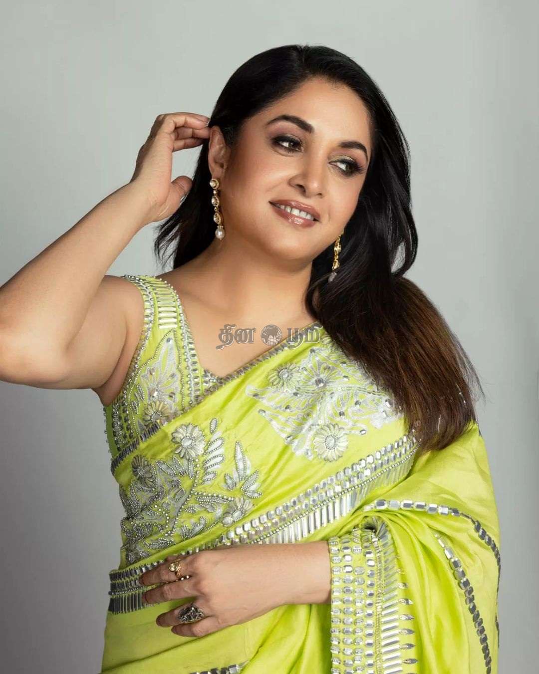 Actress Ramya Krishnan Looks Stunning and Young In Green Saree | தின பூமி